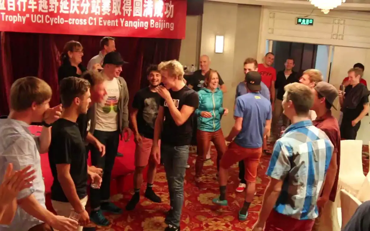 Video: International Cyclocross Relay - Americans vs. Rest of the World ...